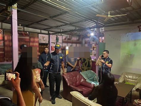 ในประเทศ ตำรวจ ปคม บุกทลายร้านโอเกะ 2 แห่งกลางประโคนชัยแฝงค้ากามเป็น