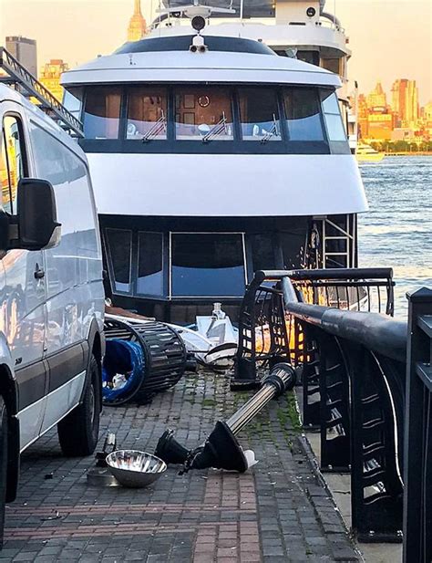 El Momento En Que Un Barco En El Que Se Celebraba Una Fiesta De Graduación Choca Con Otro En New