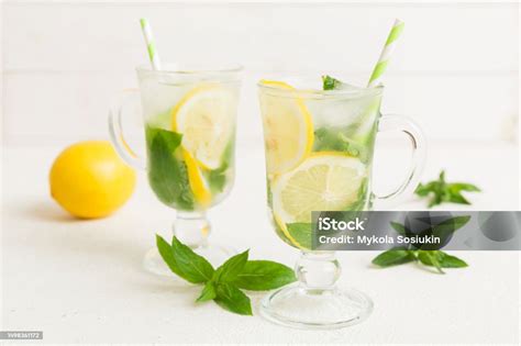 모히토 칵테일 라임 레몬 민트를 곁들인 상쾌한 모히토 칵테일을 막대기로 키 큰 유리에 담아 0명에 대한 스톡 사진 및 기타