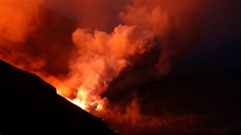 Massive Ash Cloud Observed As Stromboli Volcano Erupts In Italy Cgtn
