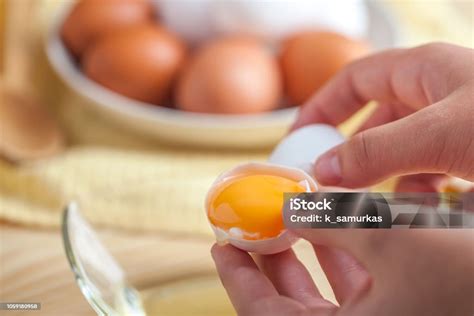 배경에서 여자 손 달걀 흰 자 위 및 노른자위를 분리 하는 달걀을 깨고 달걀 껍질 계란 노른자에 대한 스톡 사진 및 기타 이미지