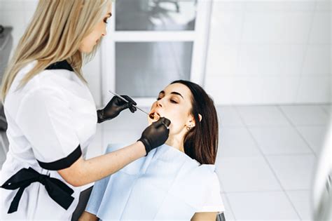 치과 진료소에서 젊은 여성 환자를위한 검사 및 치료를만드는 예쁜 젊은 여성 치과 의사 건강 진단에 대한 스톡 사진 및 기타 이미지 건강 진단 건강관리와 의술 검사