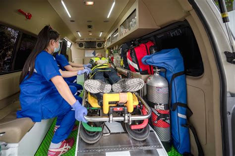 환자를 이송하는 응급 처치 훈련 기분 상실 또는 정상적인 운동의 손실 구급차 들것에 있는 구급대원 팀이 사람을 응급 차로 옮킨다 구급대원에 대한 스톡 사진 및 기타 이미지