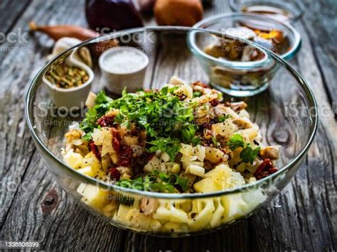 삶은 감자 양파 파슬리 사과와 함께 크림 소스에 절인 청어 필렛 샐러드를 나무 테이블에 준비 0명에 대한 스톡 사진 및 기타 이미지 Istock