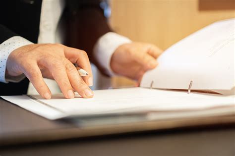 문서 보고서 및 비즈니스 바쁜 개념 사업가 관리자는 문서 확인 및 서명 서류 계산기와 논문을보고 현대 사무실에서 종이 파일의 스택에 노트북 컴퓨터 경영자에 대한 스톡 사진