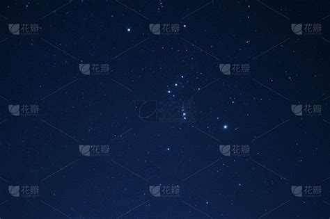 晚上有很多星星的天空。