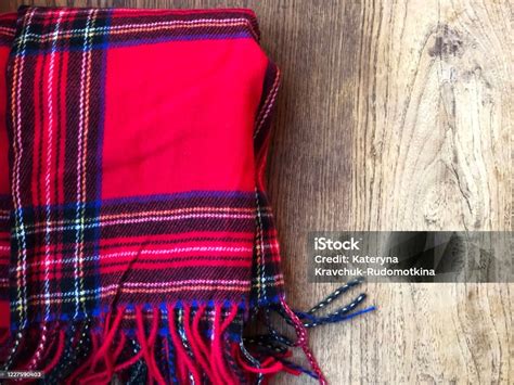 나무 배경에 프린지가있는 빨간 격자 무늬 스카프 공간을 복사합니다 가을 컨셉 가을 플랫레이 0명에 대한 스톡 사진 및 기타 이미지 Istock