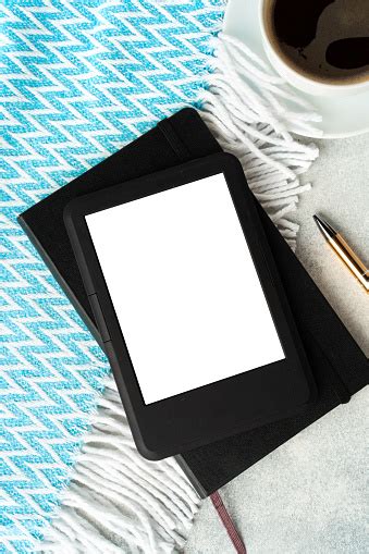 현대 전자책 리더기 양장본 책 테이블 위의 커피 한 잔으로 구성 0명에 대한 스톡 사진 및 기타 이미지 0명 공란 공부 Istock