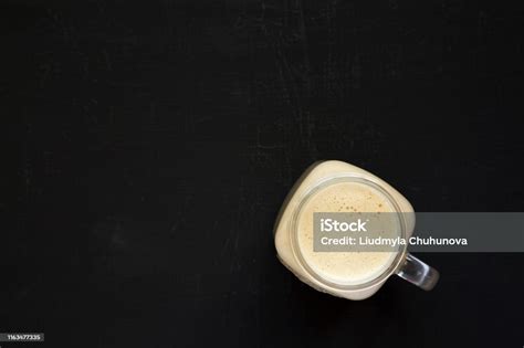 검은 배경 오버 헤드 보기에 유리 항아리에 땅콩 버터 바나나 스무디 플랫 레이 위에서 상단 보기 공간을 복사합니다 0명에 대한 스톡 사진 및 기타 이미지 Istock