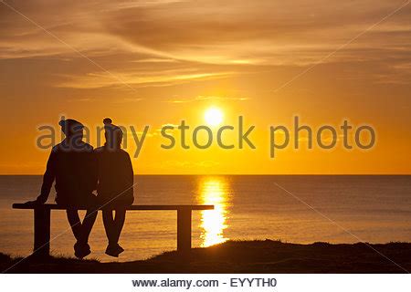 Silhouette Von Ein Paar Sitzen Auf Einer Bank Unter Dem Mond Hand In