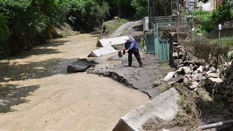 Бедствието в Северозапада Обилни дъждове наводнени къщи и отнесени пътища Общество Новини Бг