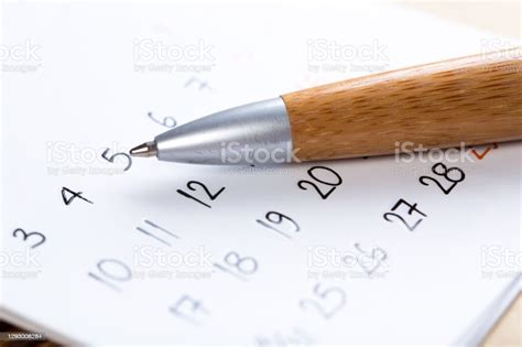 2021 개월 일정에 대한 화이트 캘린더 페이지는 약속을하거나 마크에 대한 볼펜으로 매일 일정을 관리 작업 계획 및 생활 개념