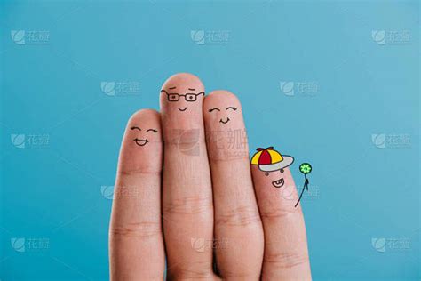 在蓝色隔离的欢快的手指家庭裁剪视图