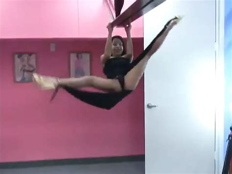 かわいい自慰行為若い柔軟なアジアの体操選手は、セクシーなヌードフロアショーを置きます Xhamster