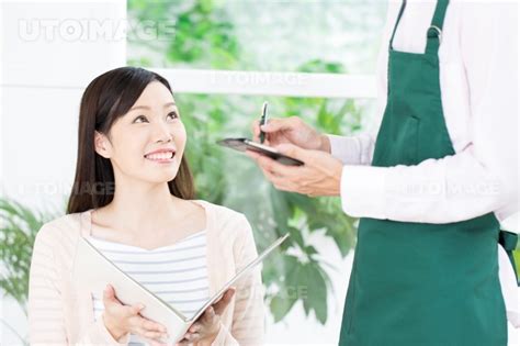 유토이미지 상세페이지 베이직샵 22003643 주문하는 여성