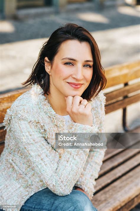 어두운 머리를 가진 아름 다운 여자의 야외 패션 초상화 세련 된 트 위 드 재킷을 입고 도시 거리에 포즈 갈색 머리에 대한 스톡 사진 및 기타 이미지 Istock