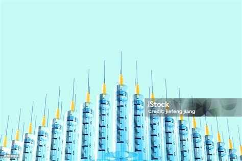 순수한 배경 의료 플라스틱 백신 접종 장비 및 바늘에 주사기 의료 주사 그리드의 3d 렌더링 병원에서 의료 고해상도 3차원 형태에 대한 스톡 사진 및 기타 이미지 Istock