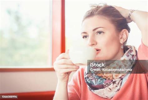 여자 커피 여자 카페에 앉아서 마시는 향기로운 음료 맛 있는 뜨거운 커피 또는 차 감정에 대한 스톡 사진 및 기타 이미지 감정 건강관리와 의술 관광 Istock