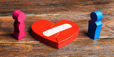 연인에 석고와 커플과 붉은 마음 관계의 갱신 가족 심리 치료사 서비스 화해 가족을 구합니다 타협을 검색합니다 분쟁 해결 가족에 대한 스톡 사진 및 기타 이미지 Istock