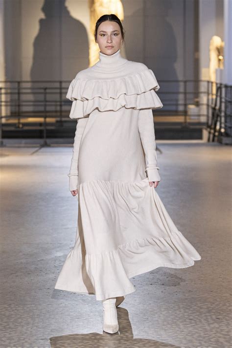 تألقي بموديلات فساتين بيضاء محتشمة للمرأة العربية في الشتاء مجلة هي