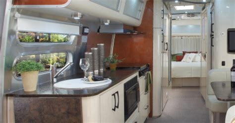 포토 모든걸 다 갖춘 캠핑카 실내 모습