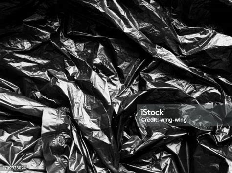 추상 질감 구겨진 폴리에틸렌 검은 배경 태양 빛 배경과 패턴 주름 비닐 봉지 필름 랩 그런지 오버레이 포스터 테이프 카드 호일 종이 스티커 모형 팩 래퍼 0명에 대한 스톡
