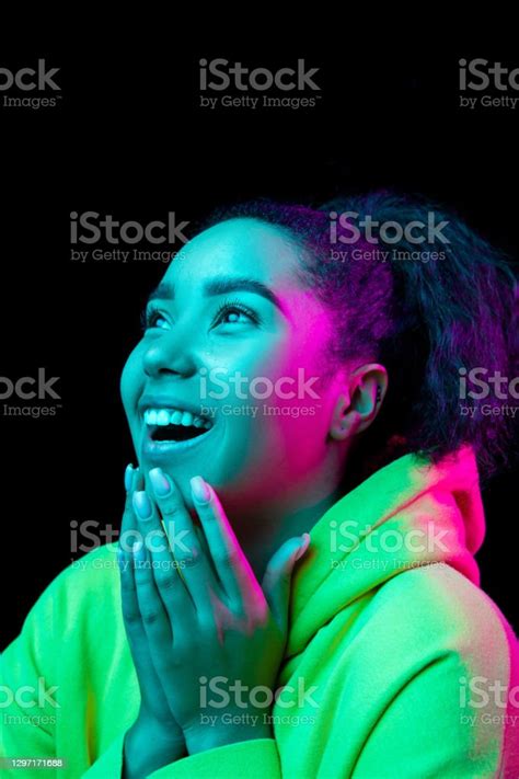 여러 가지 빛네온 빛에 어두운 스튜디오 배경에 고립 된 아프리카 계 미국인 여성의 초상화 20 24세에 대한 스톡 사진 및 기타 이미지 20 24세 가수 감정