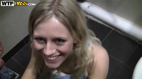 Linda Loira Com Dois No Banheiro Eporner