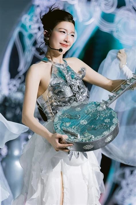 Em xinh gây sốt khi chung đội Bích Phương Bảo Anh tại Em xinh say hi