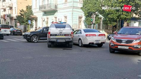 ბათუმში პოლიციის მანქანა და მსუბუქი ავტომობილი ერთმანეთს შეეჯახა