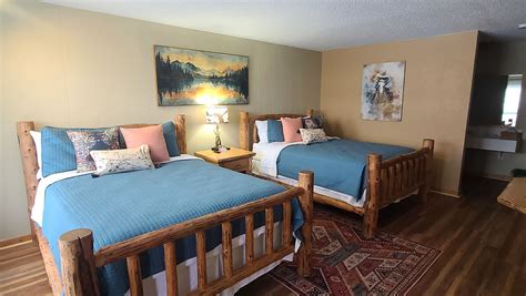 Deluxe Double Queen Grasshopper Inn Bandb