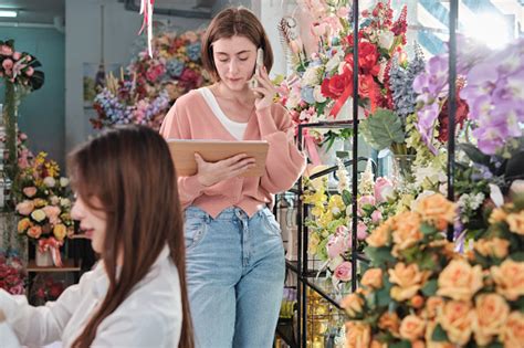 두 명의 여성 플로리스트 직원이 화려한 꽃집에서 일하는 파트너 2명에 대한 스톡 사진 및 기타 이미지 2명 Po 기업가