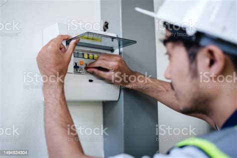 서비스 엔지니어가 전기 배전반을 점검하고 제어실에서 시스템의 무결성을 점검합니다 25 29세에 대한 스톡 사진 및 기타 이미지 25 29세 개폐 장치 검사자 Istock