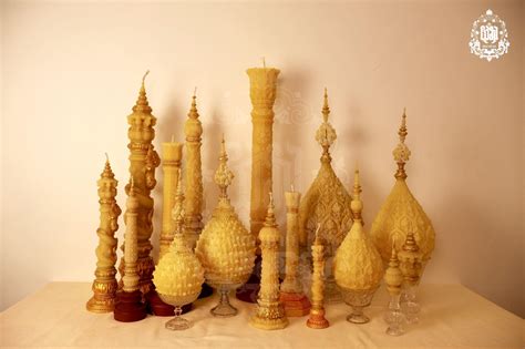 ผกามาศ 𖧷เทียนพรรษา 𖧷 มีหลายขนาด หลายลวดลาย สามารถดูแบบก่อนได้นะคะ ร้านผกามาศ มี 2 สาขาใหญ่นะคะ