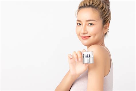 화장품 크림 빈 병 패션 모델 건강 건강 아름다운 소녀 피부 관리 및 얼굴 치료를 들고 행복 하 게 아름 다운 젊은 아시아 여성 흰색 배경에 격리 병에 대한 스톡 사진 및