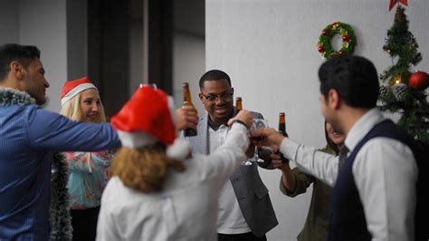 퇴근 후 사무실에서 함께 피자를 먹고 크리스마스를 축하하는 다인종 사업가 그룹 12월에 대한 스톡 사진 및 기타 이미지 12