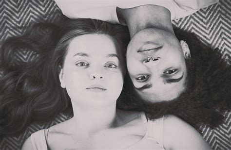 현대 의 다민족 고정 관념없는 커플 라이프 스타일 순간 집에서 2명에 대한 스톡 사진 및 기타 이미지 2명 Date Night Romance 가냘픈 Istock