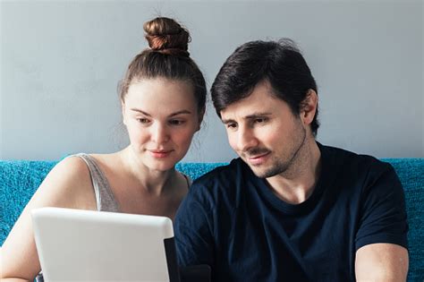 태블릿을 가진 남자와 여자 웃는 백인 커플보고 노트북 과 관심 2명에 대한 스톡 사진 및 기타 이미지 2명 30 39세