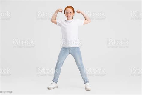 흰색 스튜디오 배경에 고립 된 재미 캐주얼 의상에 아름다운 귀여운 작은 빨간 머리 소녀 행복한 어린 시절 개념 화창한 아이 10 11세에 대한 스톡 사진 및 기타 이미지