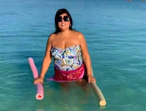 فيفي عبده تخضع لجلسات علاج طبيعي في البحر شاهد لقطات