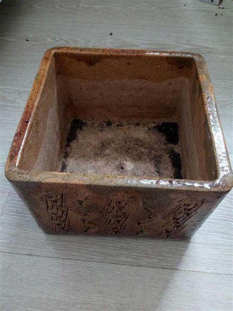 Много добре изглеждащи ръчно изработени керамични саксии за чинии гр