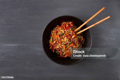 버섯과 채소를 곁들인 우동국 소스 참깨 아시아 채식 음식 수평 사람 국수에 대한 스톡 사진 및 기타 이미지 국수 궁중팬 대두 콩 Istock