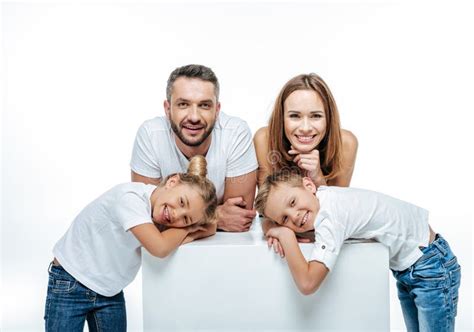 Famiglia Allegra Con Due Bambini Che Stanno Insieme E Che Esaminano