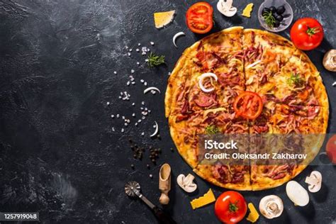 향기로운 이탈리아 피자 맛있는 이탈리아 피자 버섯 토마토 치즈 양파 고추 소금 바질 어두운 콘크리트 배경에 올리브를 요리하기위한 음식 재료와 향신료 0명에 대한 스톡 사진