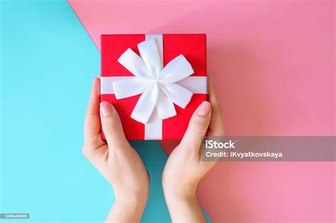 색상 파란색과 분홍색 배경에 빨간 선물 상자를 들고 여자 축제 인사말 카드입니다 휴일 개념 개념에 대한 스톡 사진 및 기타 이미지 Istock
