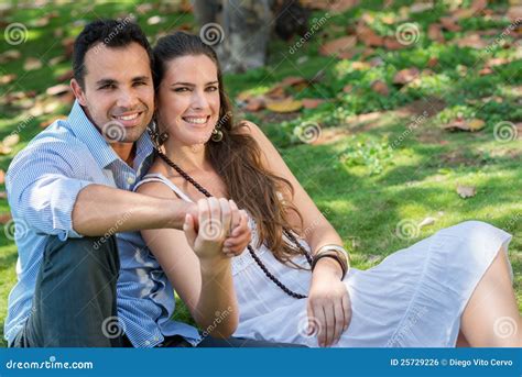 Freund Und Freundin Beim Liebesumarmen Stockfoto Bild Von Datierung Stattlich