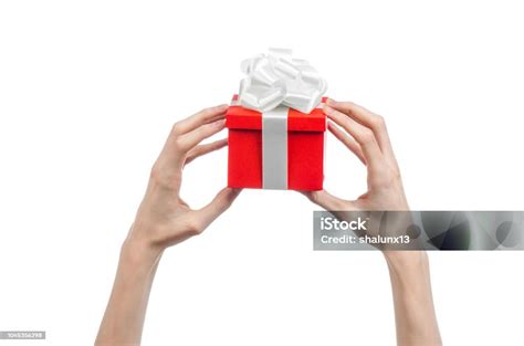 축 하와 선물의 테마 흰색 리본 및 활 스튜디오에서 흰색 배경에 고립 된 가장 아름 다운 선물 빨간색 상자에 포장 하는 선물을 들고 손 기념일에 대한 스톡 사진 및 기타