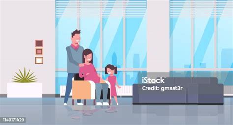 임신 한 여자와 남편과 딸 행복 한 가족 집에서 소녀 감동 어머니 배꼽 임신과 어머니 개념 거실 인테리어 전체 길이 수평 가족에 대한 스톡 벡터 아트 및 기타 이미지