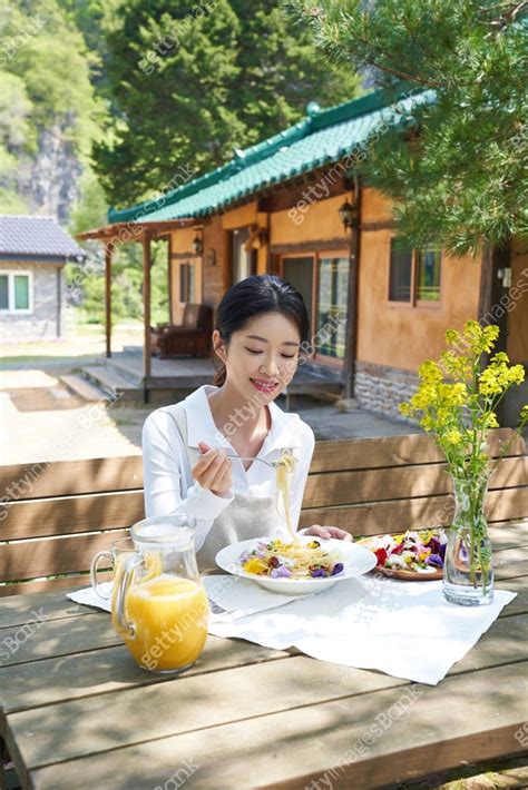 브런치 여름방학 여유로운주말 파스타 이미지 Jv12586156 게티이미지뱅크