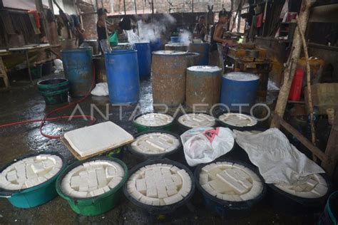 PENGUSAHA TAHU TURUNKAN JUMLAH PRODUKSI ANTARA Foto